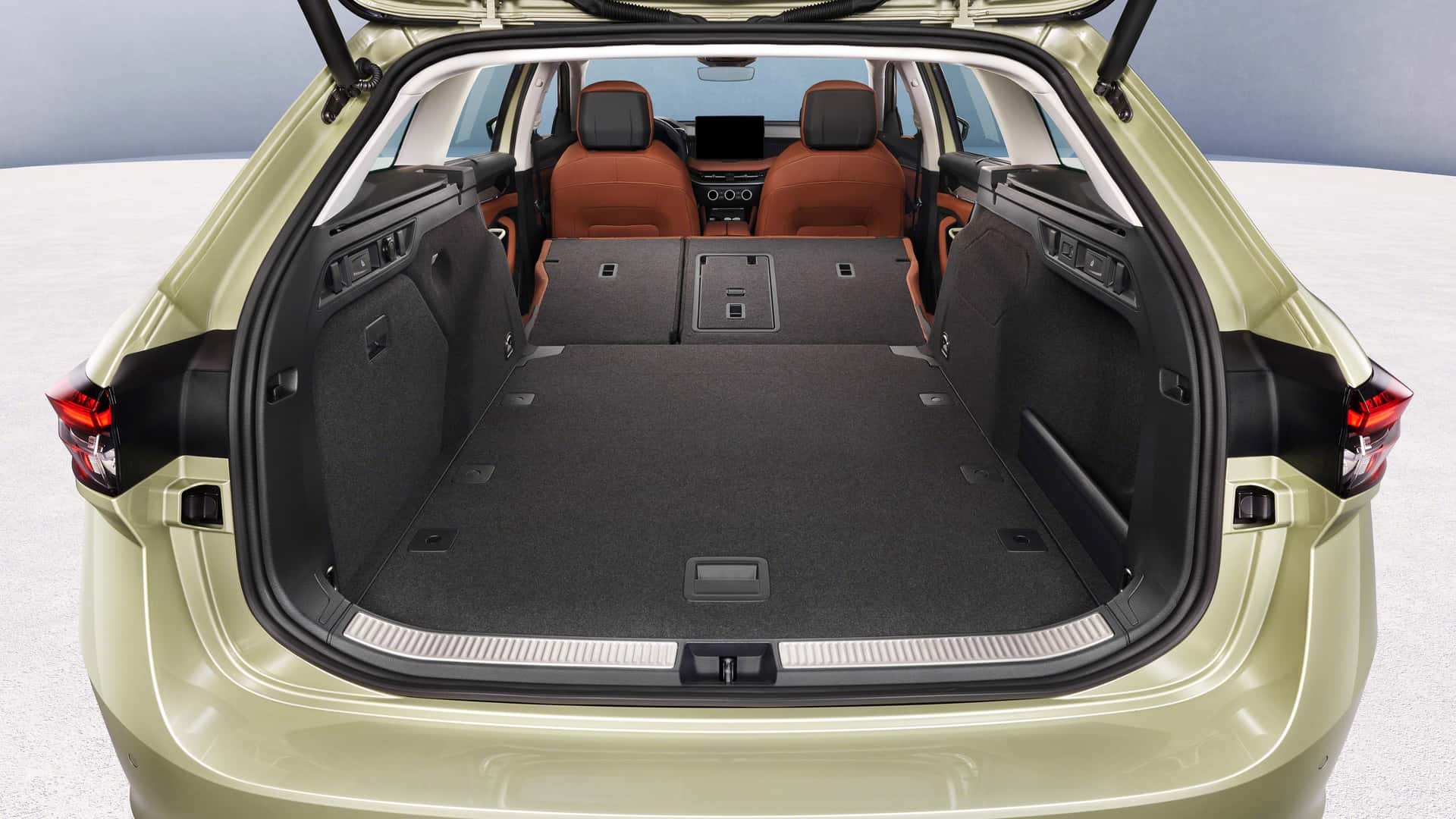 StriveME - سكودا سوبيرب 2024 : 28 ميزة ذكية ووغطاء تحميل يعمل بالكهرباء